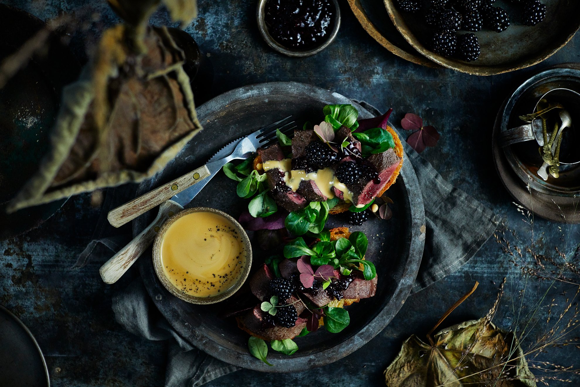 Bruschetta with reindeer fillet and Brunost sauce