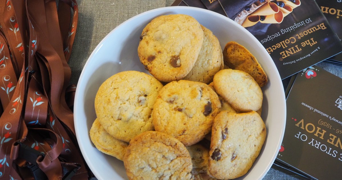 Cookies with chunks of brunost