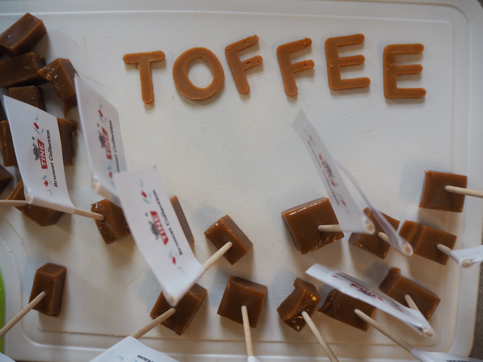 Homemade brunost-flavoured toffee